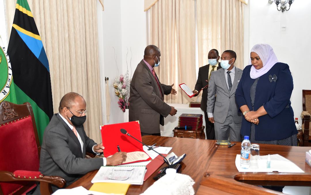 MAELEZO | Rais Mwinyi Awaapisha Wajumbe Wapya wa Tume ya Mipango Zanzibar MAELEZO | Rais Mwinyi Awaapisha Wajumbe Wapya wa Tume ya Mipango Zanzibar